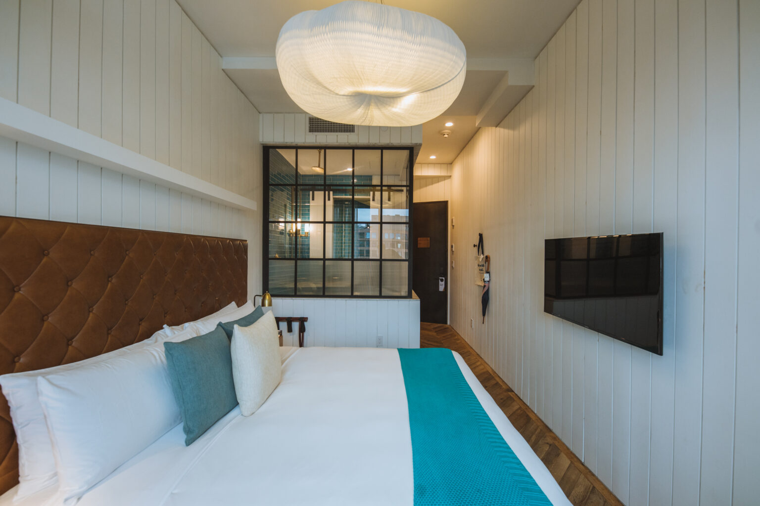 Queen - Arlo Williamsburg